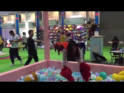 Human claw grabber game machine - YouTube