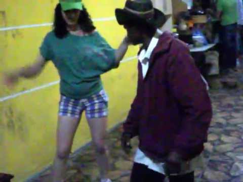 bandida dançando com o velhinho dançarino