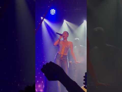 Miley Cyrus - Wrecking Ball (Live G-A-Y)