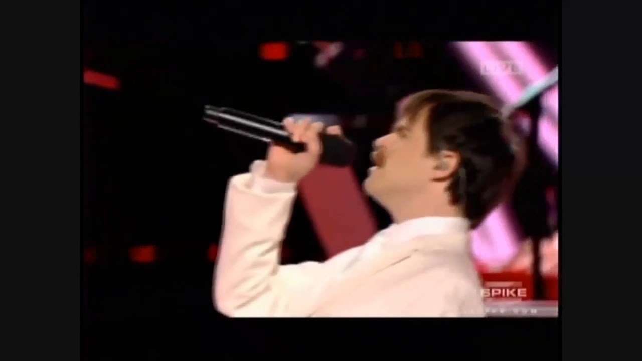 Red Album Rivers drunk on stage (earrape) - YouTube