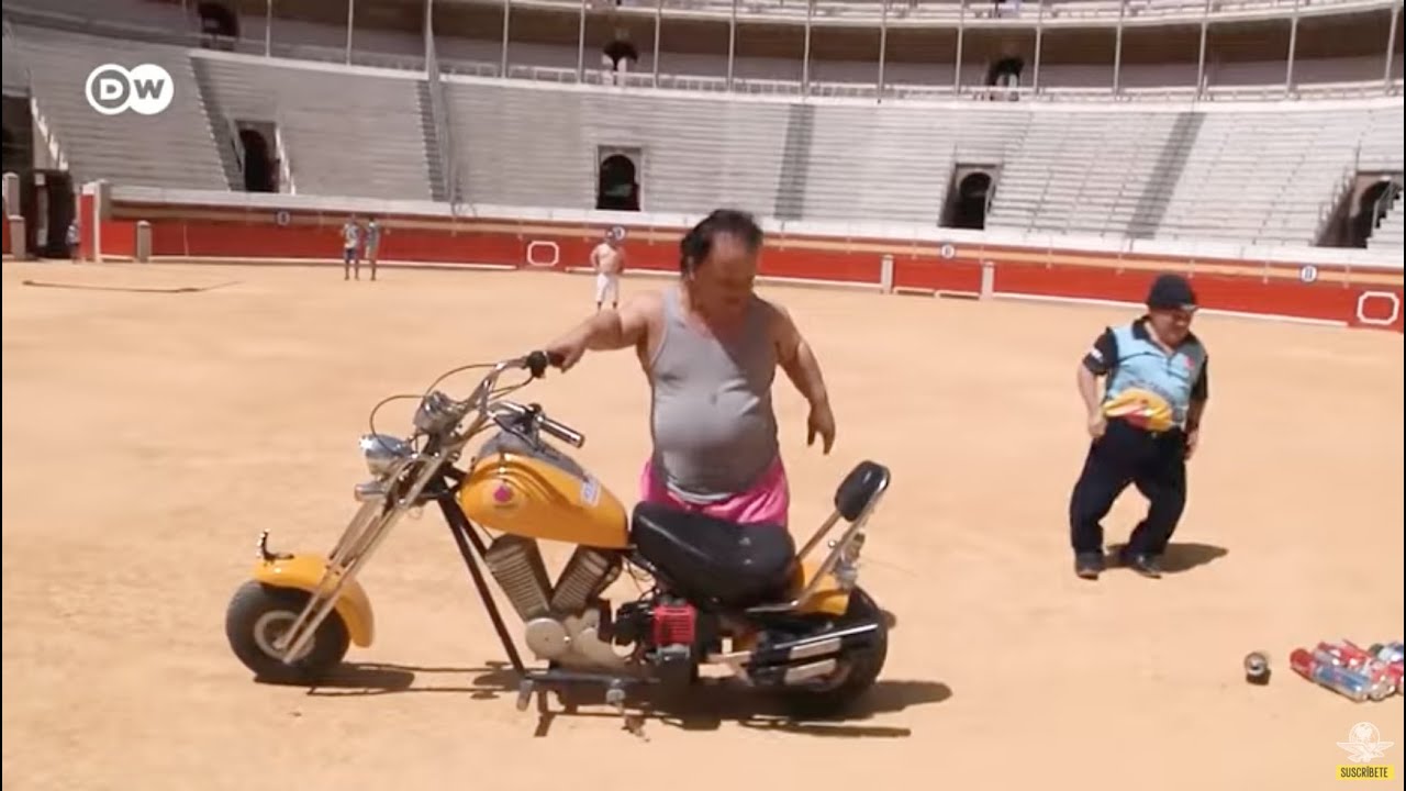El oficio de los enanos toreros españoles - YouTube