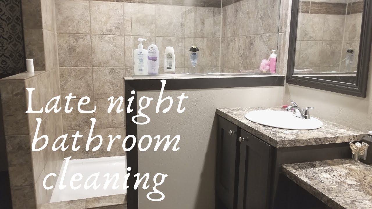 Messy bathroom| Clean with me. My bathroom was so messy see how I ...