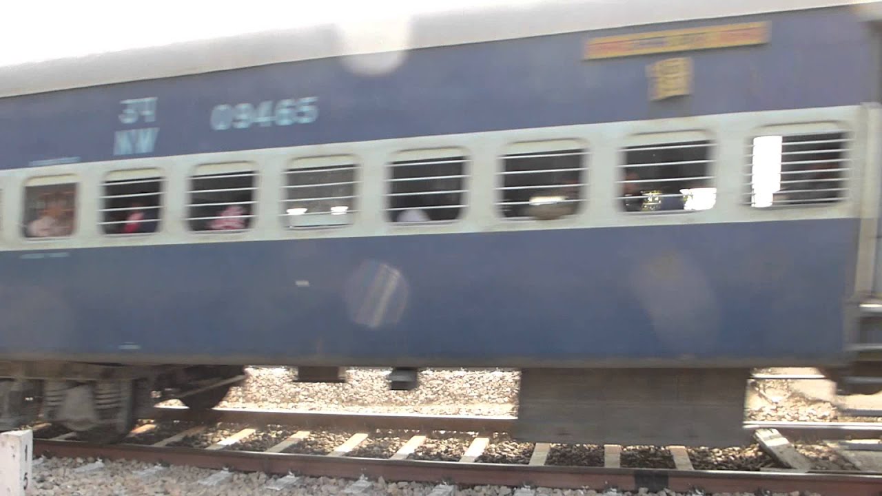 Indien - fahrender Zug - YouTube
