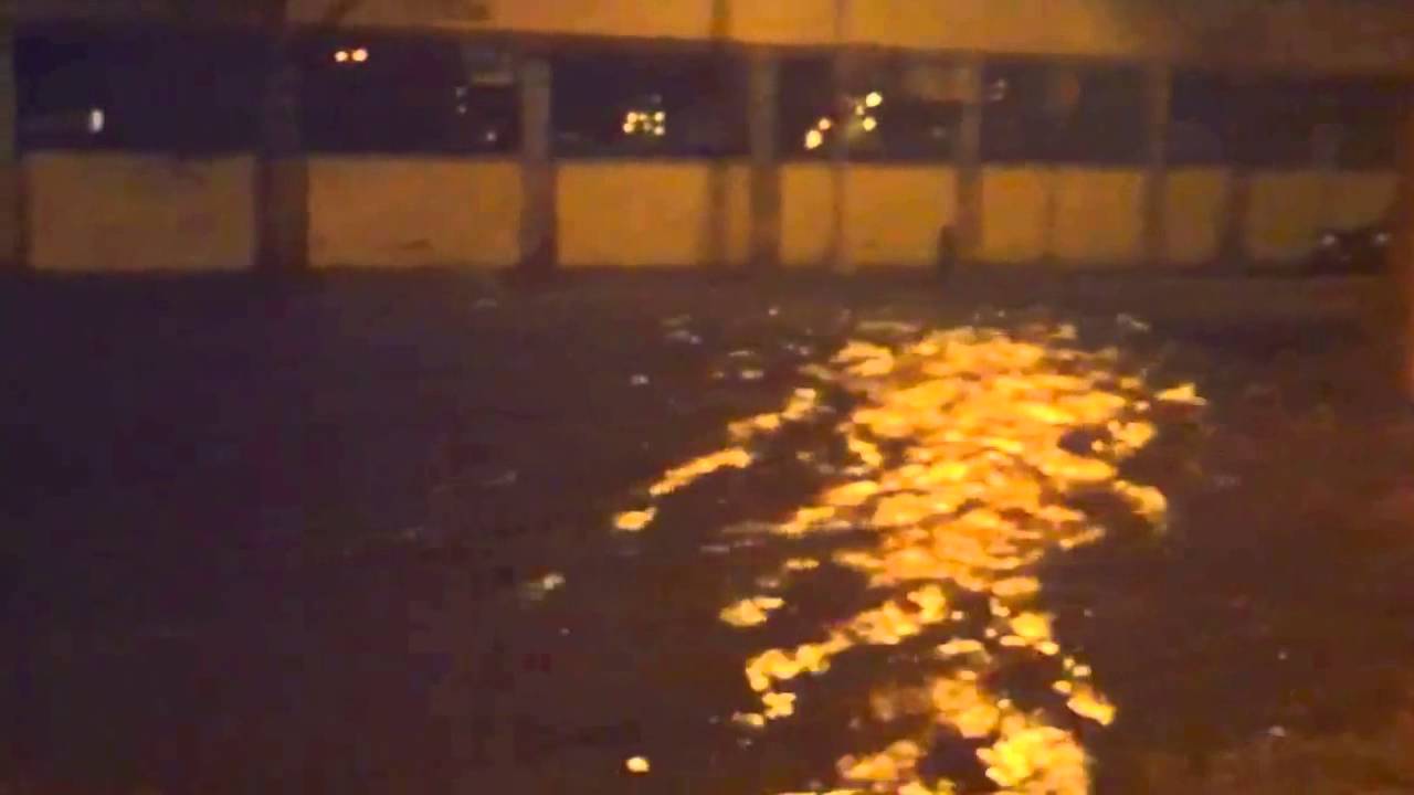 Sandy: East River Flooding Into Harlem Streets - YouTube