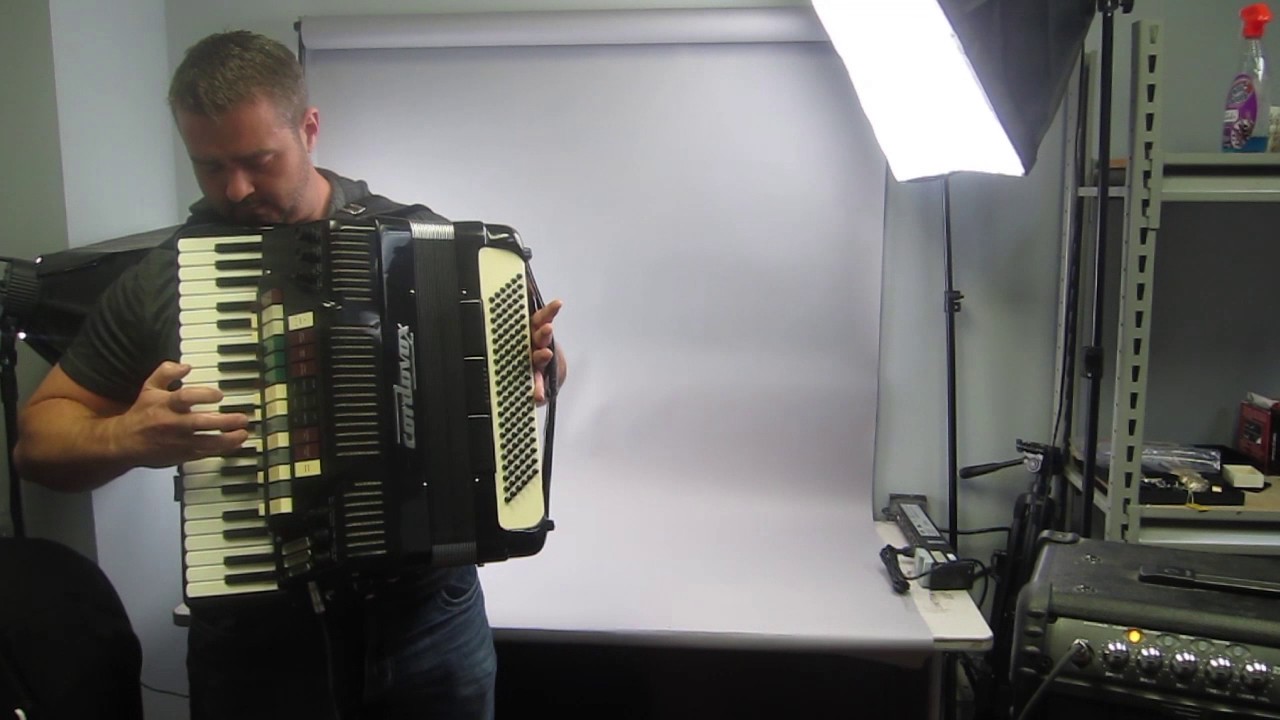 Vintage Cordovox Amped Accordion SUPER VI Demonstration - YouTube