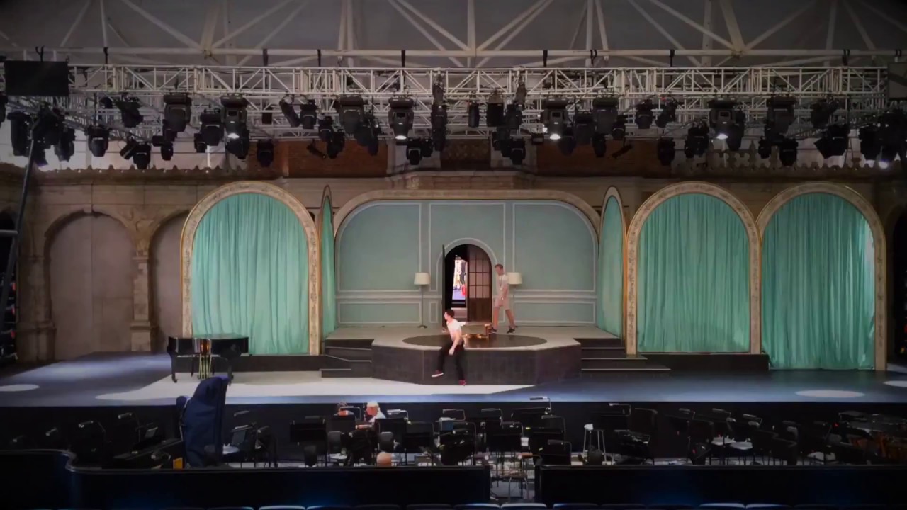 La rondine set build - time lapse - YouTube