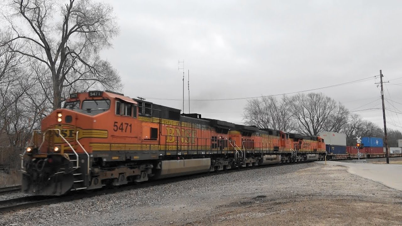 BNSF 5471 Leads a Stack Train, Colona, IL 3/15/25 - YouTube