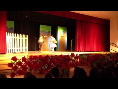 Elyse Bell as the Scarecrow - YouTube