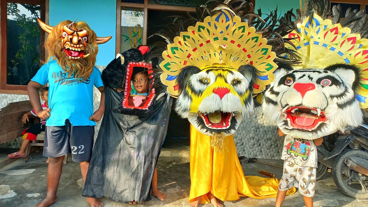 MBARONG TIGA BARONGAN MAKAN BUTO KUNING DIDEPAN RUMAH - YouTube