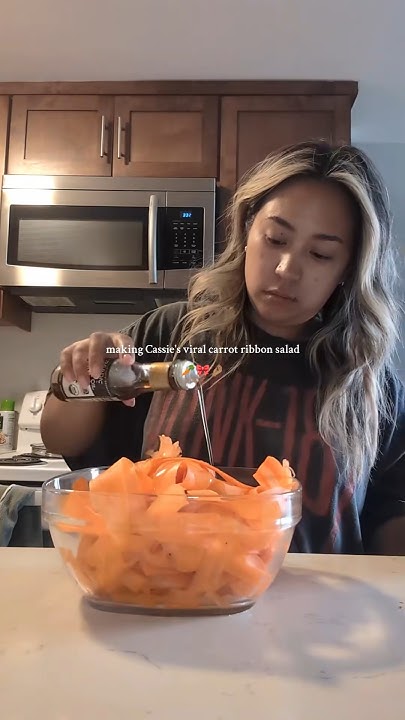 MAKING THE VIRAL CARROT RIBBON SALAD 👅 - Recipe in my vlog! #carrotsalad #summerrecipes # ...
