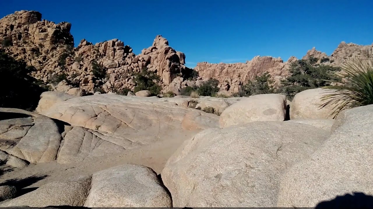 Amazing rock formations at Hidden Valley Trail in Joshua Tree National ...