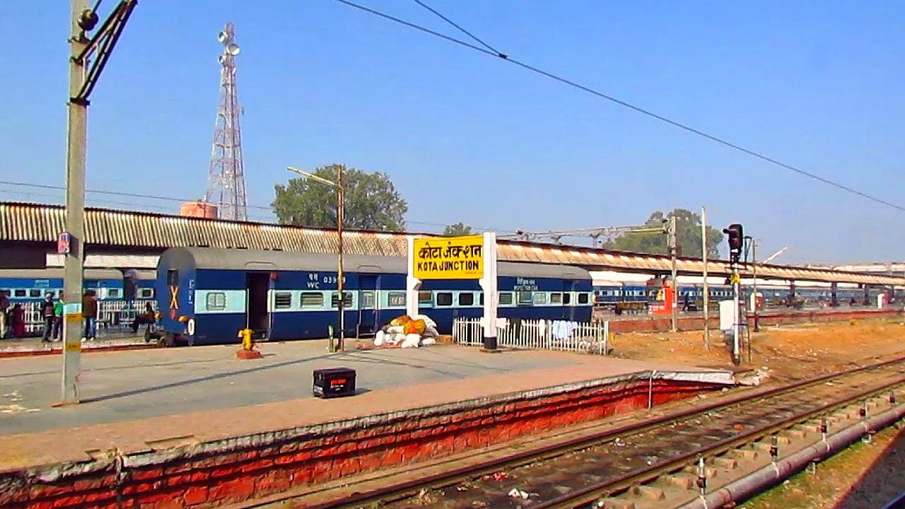 Departing Kota Junction : WDP4 Dayodaya Express overtakes WAP4 Garbha ...