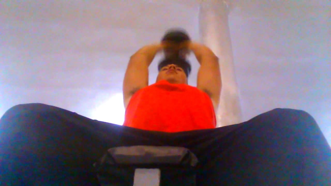 Ejercicio de triceps copa con mancuerna - YouTube