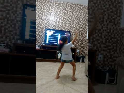 Alice dançando Rihanna - Kiss It Better