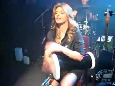 Kadın Çok Güzel Darbuka Çalıyor