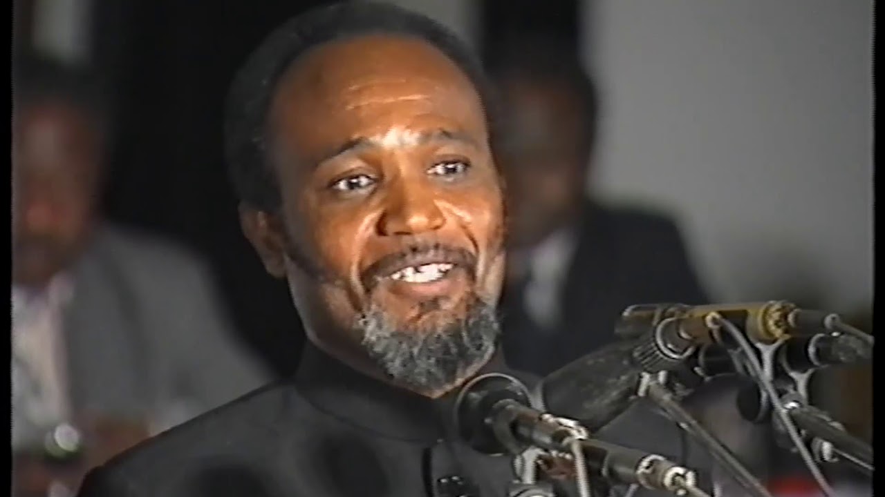David Ampofo receives journalist of the year award 1988. - YouTube