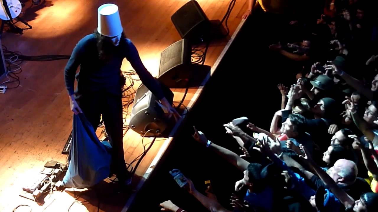 Buckethead Foam Finger Dance / Toy Handout 6/25/2011 House of Blues ...