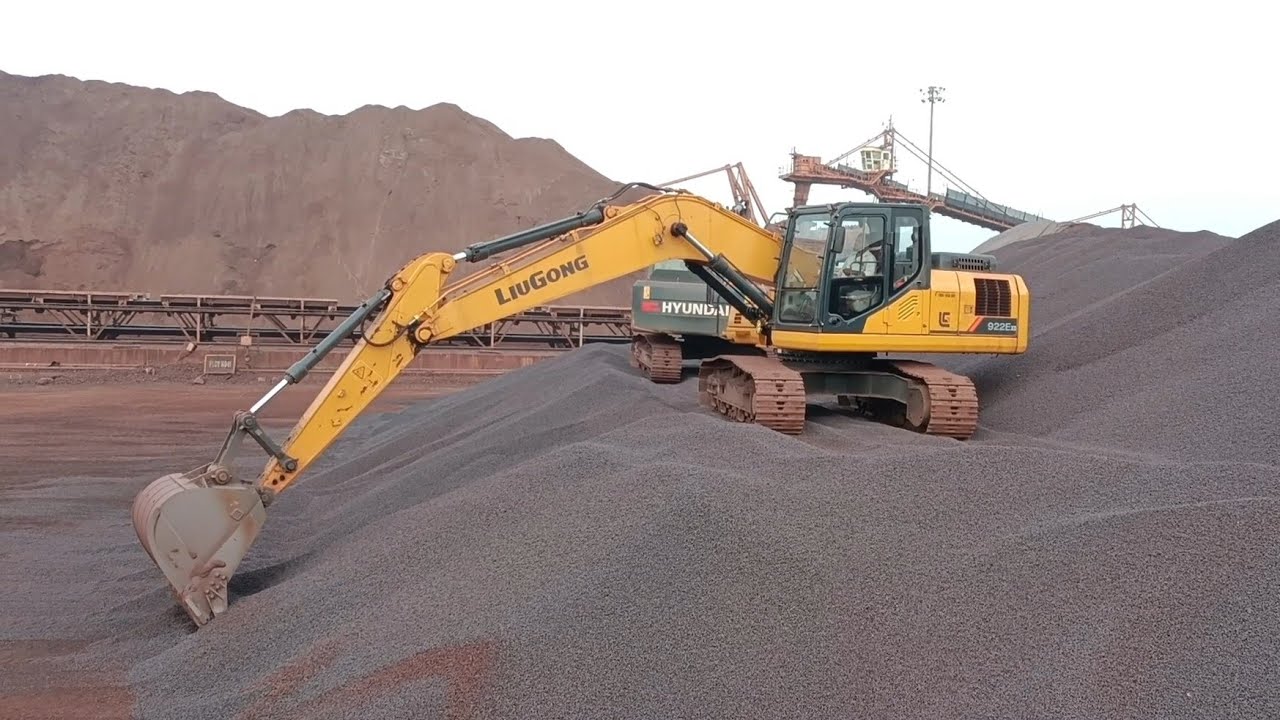 New liugong 922Exd excavator || stacking iron ore || ab heavy machines ...