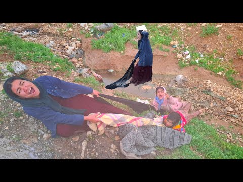 Yıkıntıların ortasında evsiz bir annenin çabaları yürekleri derinden etkiledi...🥹🥹