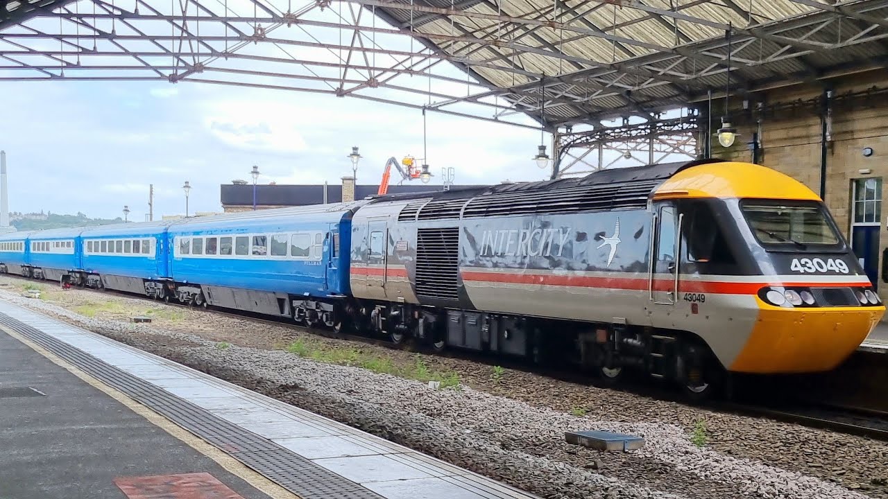 Scenes as Locomotive services 43049 & 43046 pass through Huddersfield ...