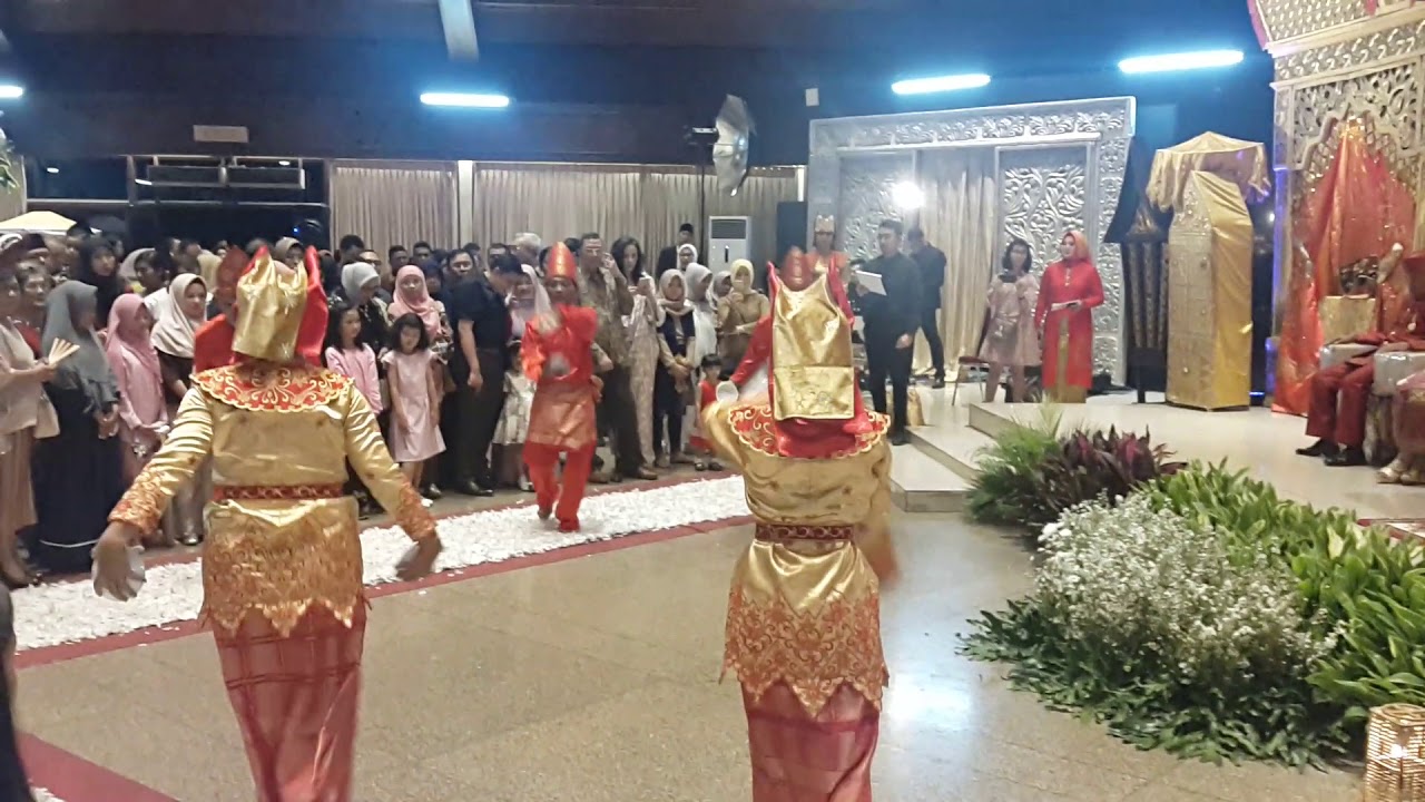Minang Traditional Dance - Plate Dancing. - YouTube
