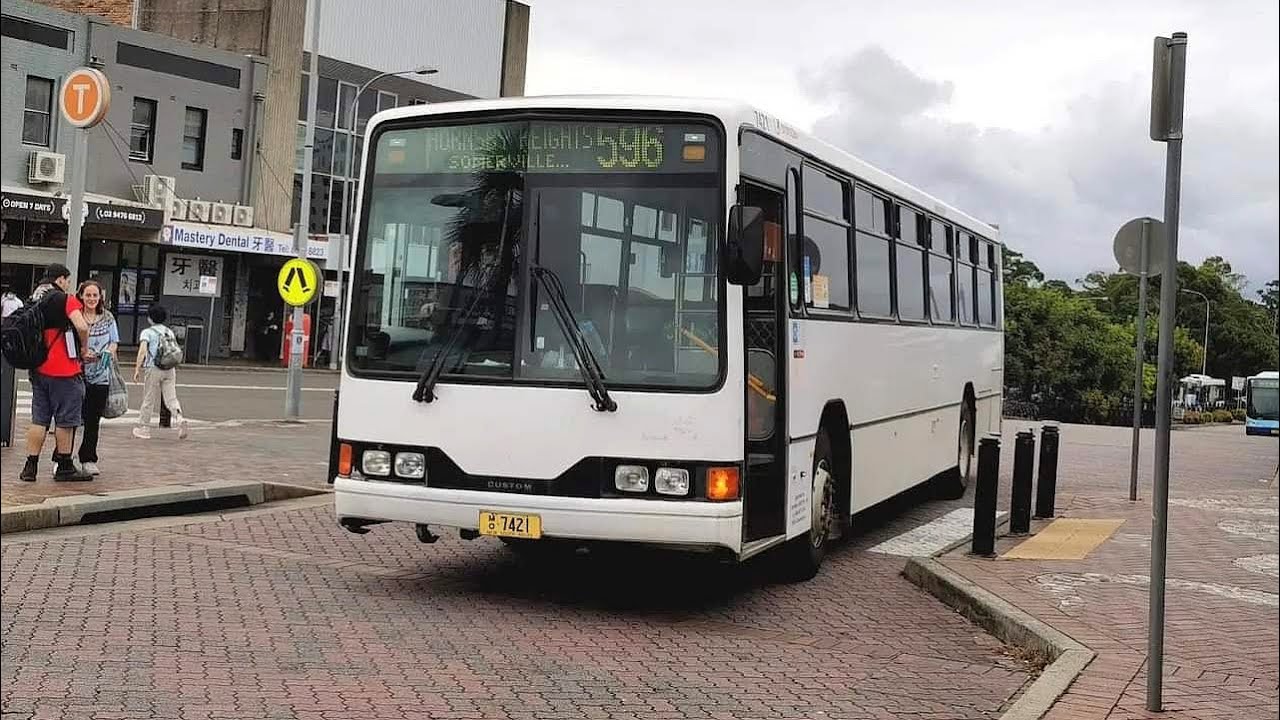 Transdev MK M/O 7421 - Mercedes Benz O400 Custom Coaches 515 - YouTube