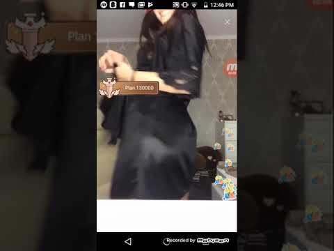 Morena gostosa dançando e mostrando a calcinha