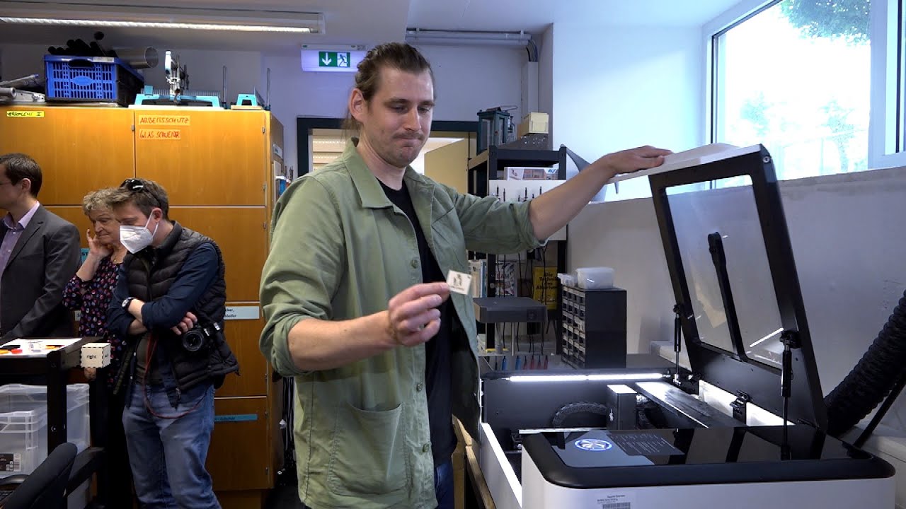 Digitales Labor im BG/BRG Schwechat - YouTube