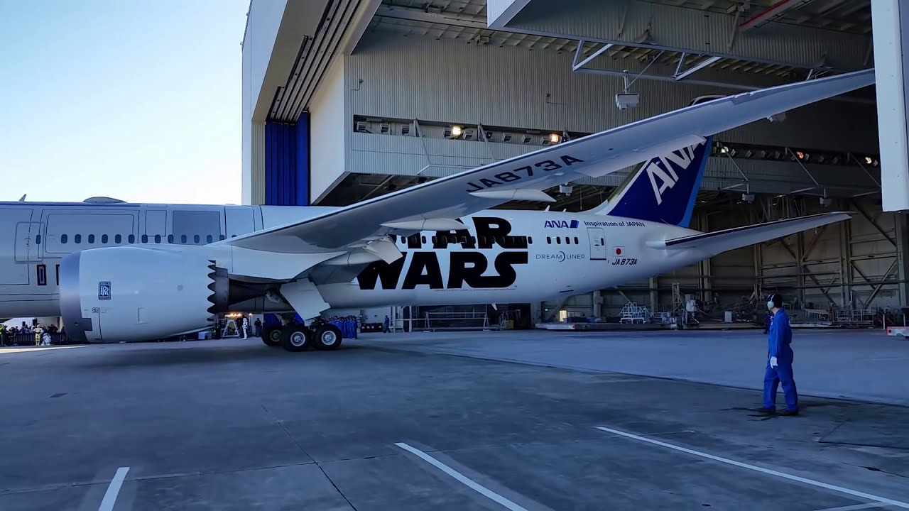 Ana Star Wars R2-D2 Boeing 787-9 Dreamliner roll out - YouTube