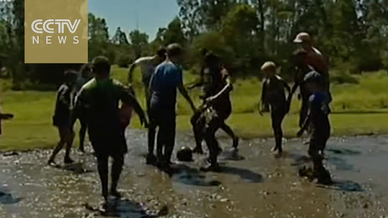 Australia mud festival: Parents allow kids to get messy in mud - YouTube