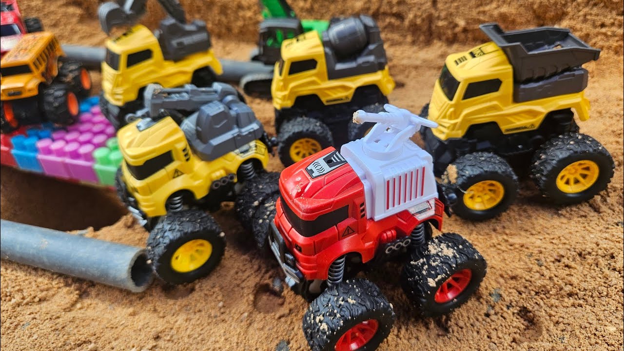 Mobil Mobilan Truk Bekerja Membantu Mobil Ban Monster Masuk Lubang ...