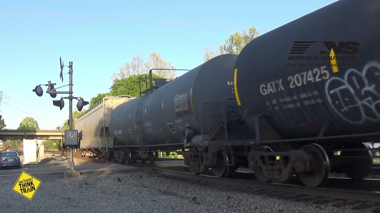 NS 1142 (EMD SD70ACe) leads NS V17 - YouTube