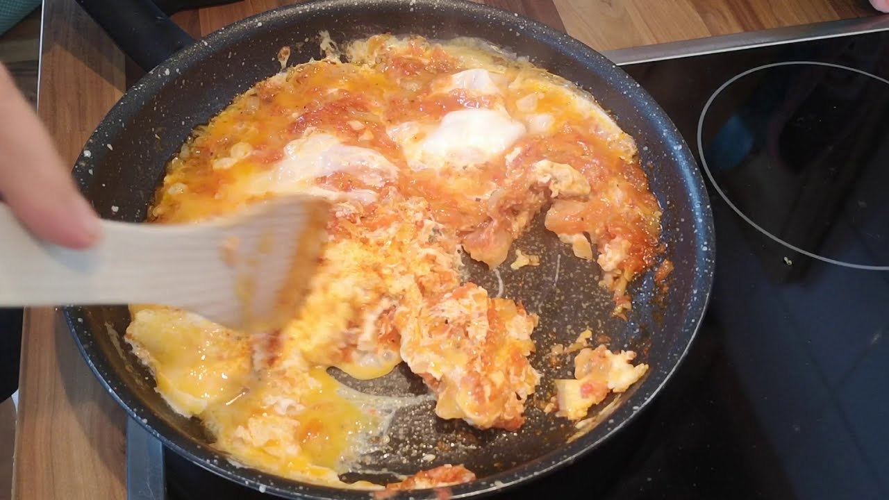 Tomate mit Ei in der Pfanne ( griechisches Kagiana oder auch Strapazada ...