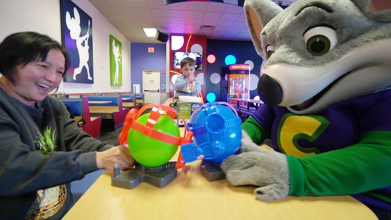 Chuck E Cheese Plays Balloon Bot Battle - YouTube