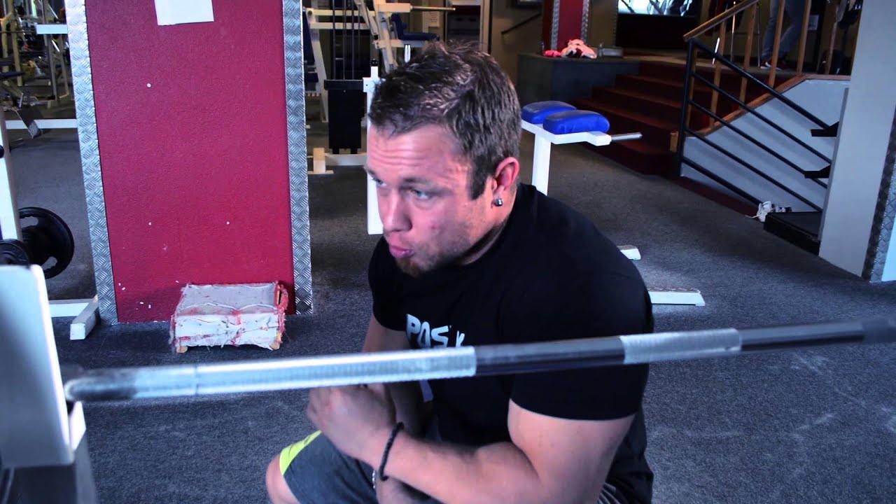 Posilka.cz - Filip Grznár - cvik na triceps tlaky s velkou činkou - YouTube