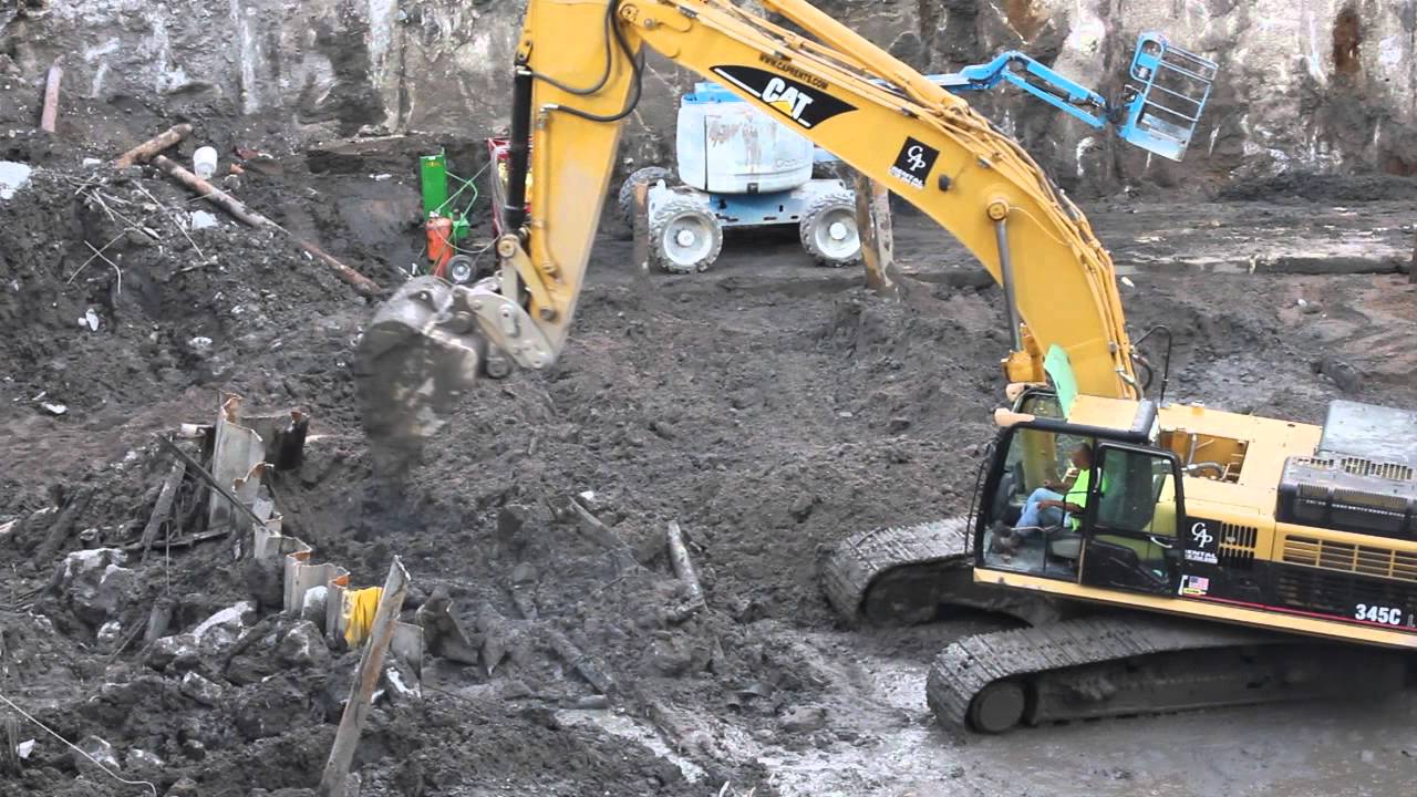 Cat 345CL Excavator leveling Ground - YouTube