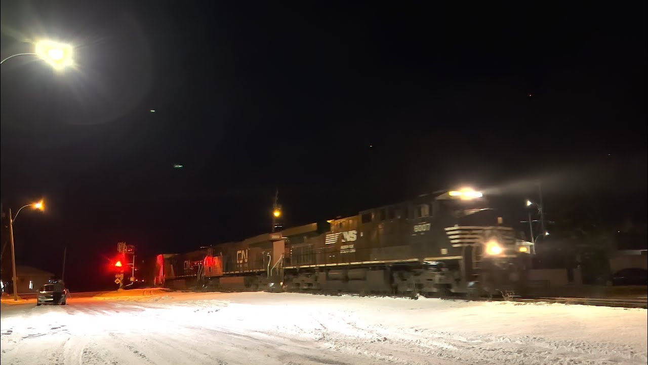 CN 588:NB avec NS 8007 & Horn Salute & Chasing/Qc 1 novembre 2023 - YouTube