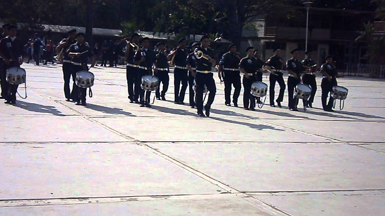 Banda de Guerra Cuervos UTT demostracion - YouTube