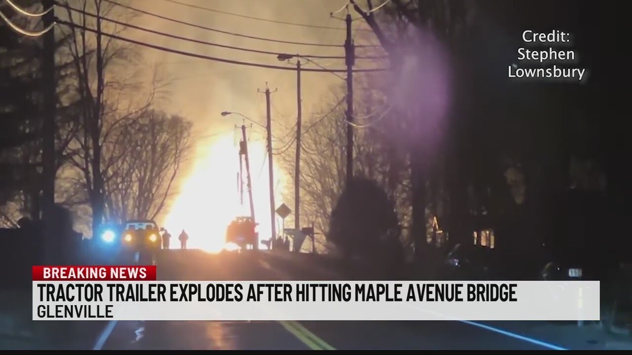 Explosion at Maple Ave Bridge causes blackouts - YouTube