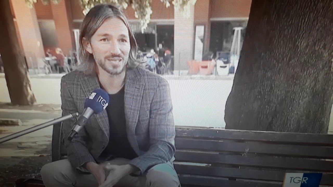 Alla festa del Cinema intervista al regista Gabriele Mainetti - YouTube