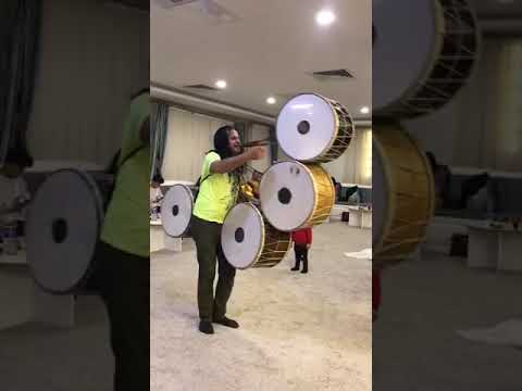 UŞAKLI ÇILGIN DAVULCU DÖRT DAVUL EŞLİĞİNDE DÜĞÜNDEKİ MİSAFİRLERE UNUTULMAZ GÖSTERİLERİYLE ÇOŞTURDU.