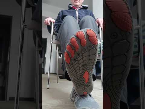Daddy zieht heute seine verschwitzen Barfußschuhe für dich aus. JOI zum Schluss
