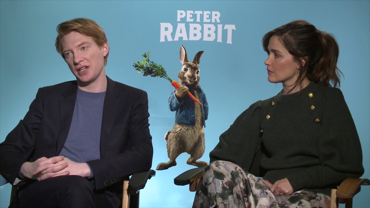 Domhnall Gleeson & Rose Byrne: PETER RABBIT - YouTube