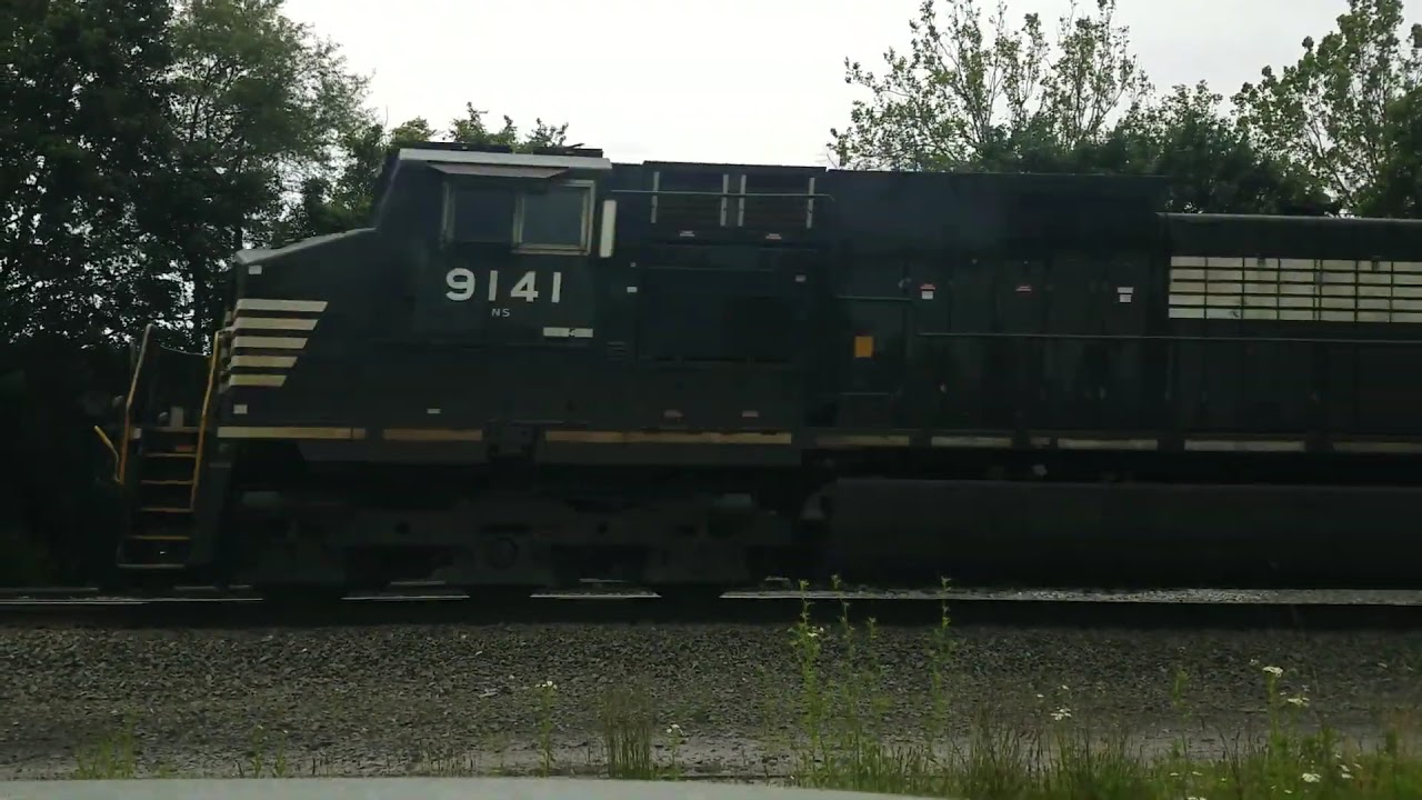 NS 9141 leads a mixed freight train in Sinking Spring, PA - YouTube