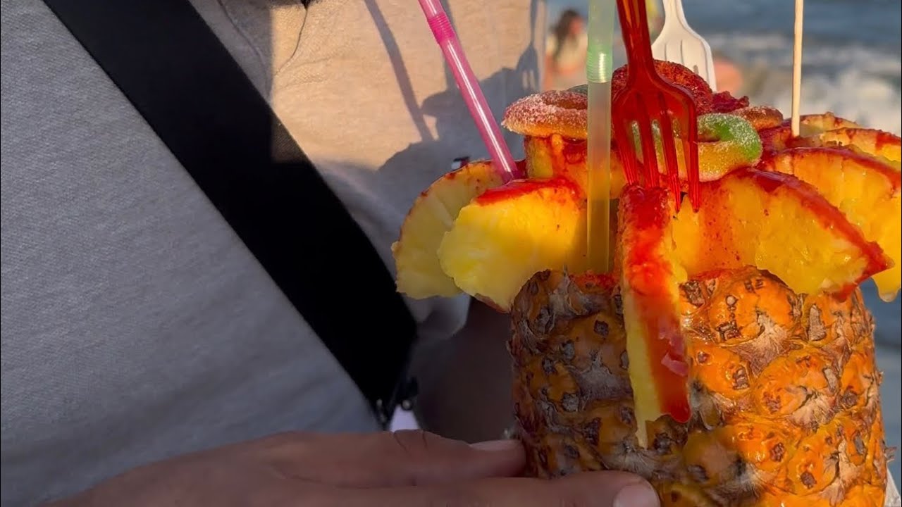 UNA PIÑA LOCA A LA ORILLA DE LA PLAYA EN ACAPULCO - YouTube