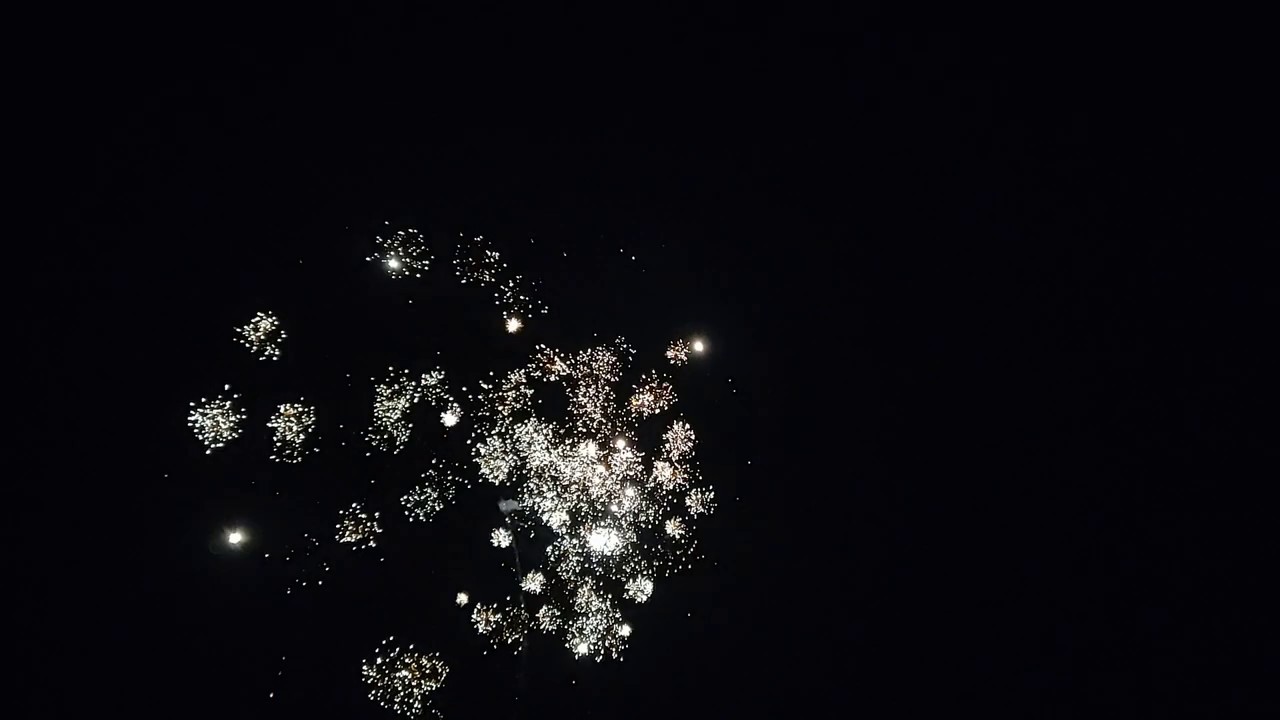 1.3G Saturn Five Rocket Pack by Hallmark Fireworks - YouTube