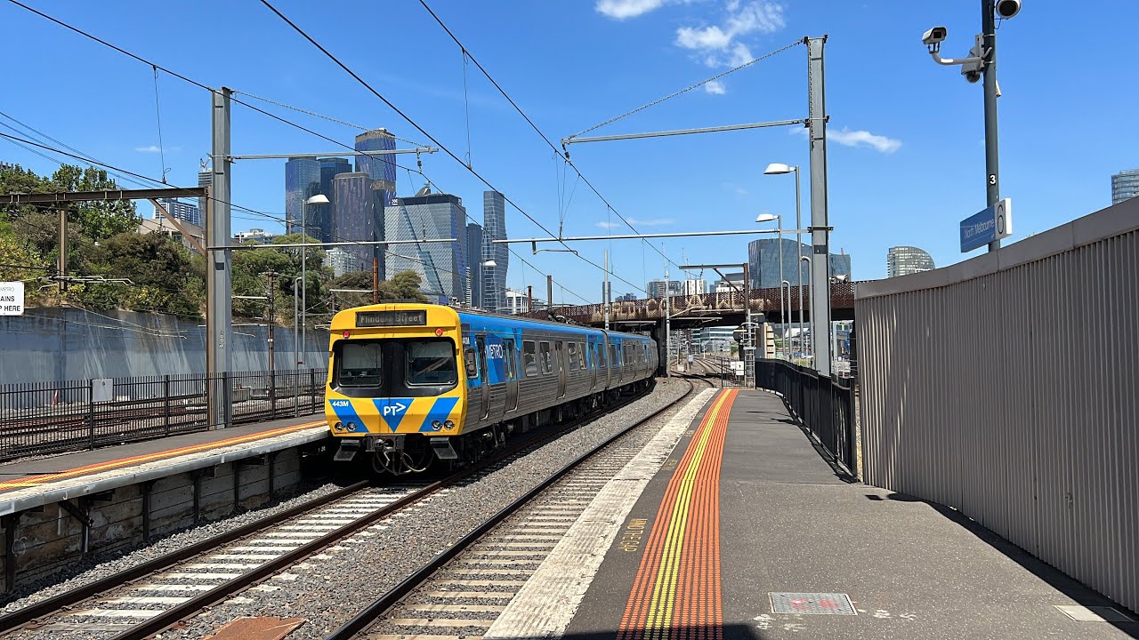 Metro Trains: EDI Comeng 624M departing North Melbourne - YouTube