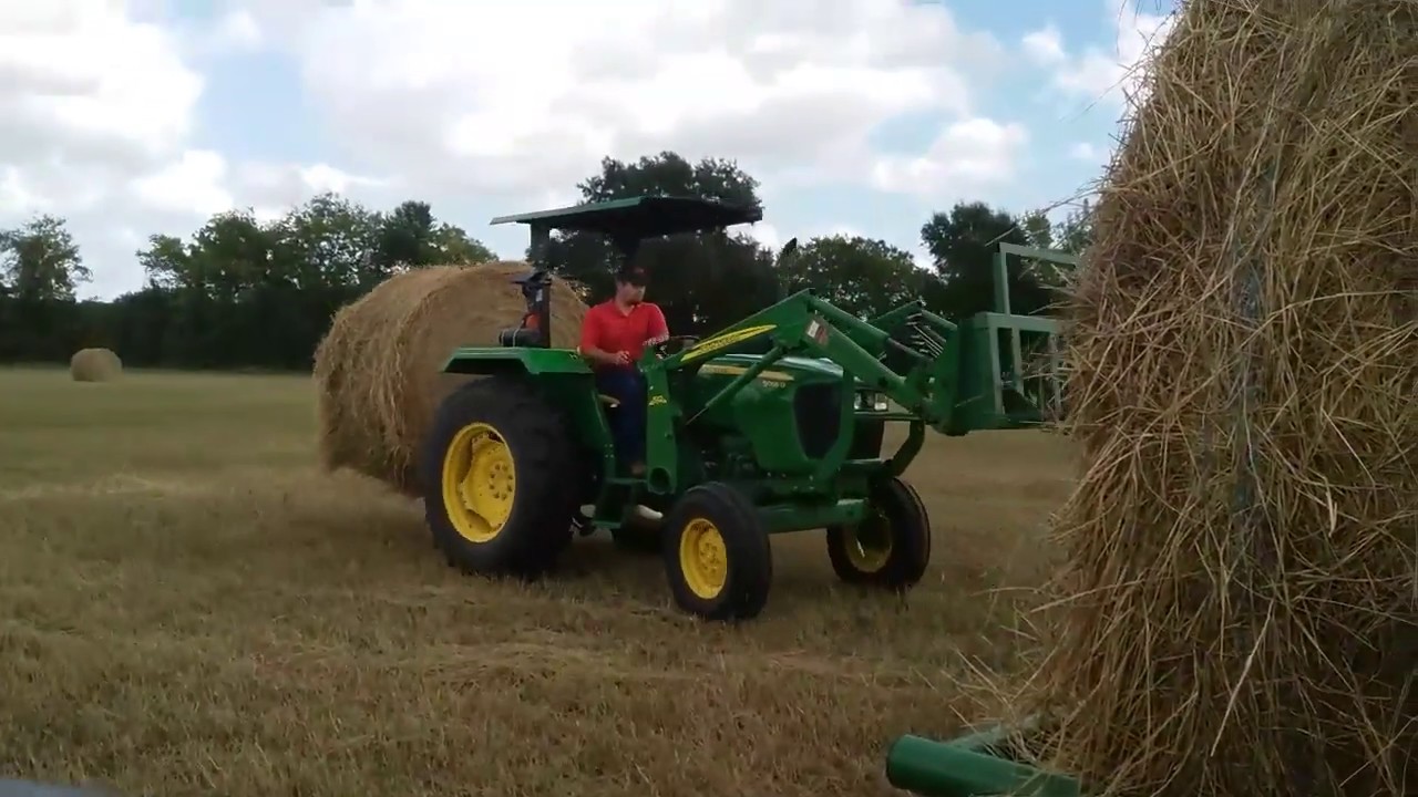 Stacking hay with a John Deere 5055D part 1 - YouTube