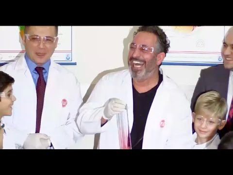 Cem Yılmaz, ilkokulda kurdela kesip laboratuvar açtı herkes güldü