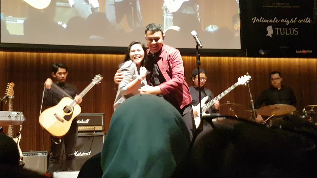 Tulus dan Penggemar (Teman Tulus) di Konser Intimate Night with Tulus ...
